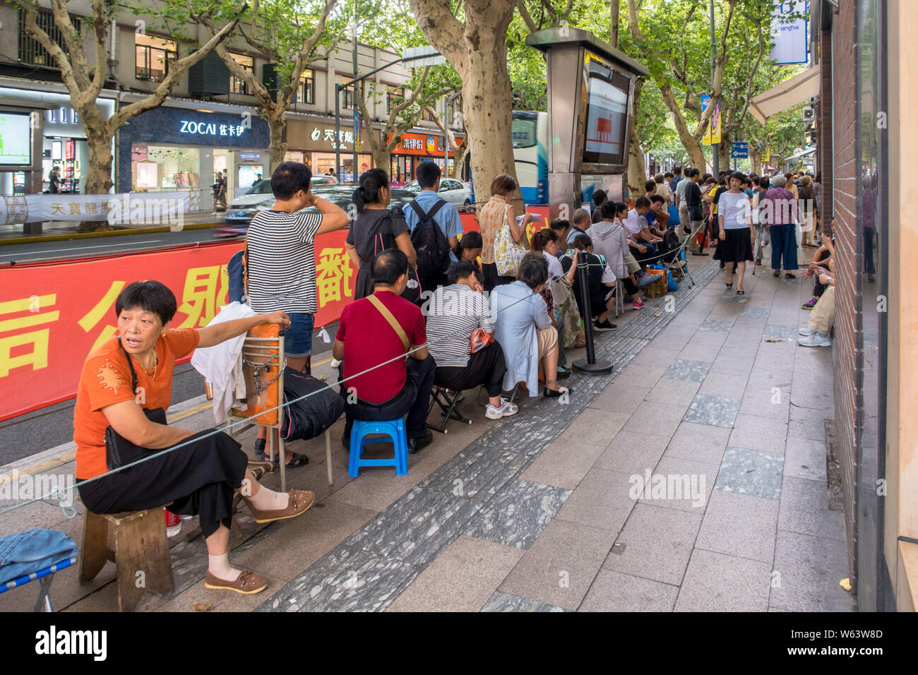 Chinese customers queue up to buy mooncakes to celebrate the upcoming ...