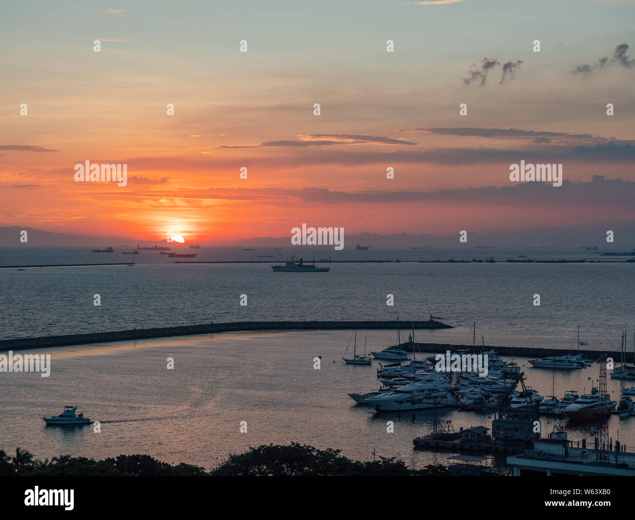 Beautiful yacht sunset in bay hi-res stock photography and images - Alamy