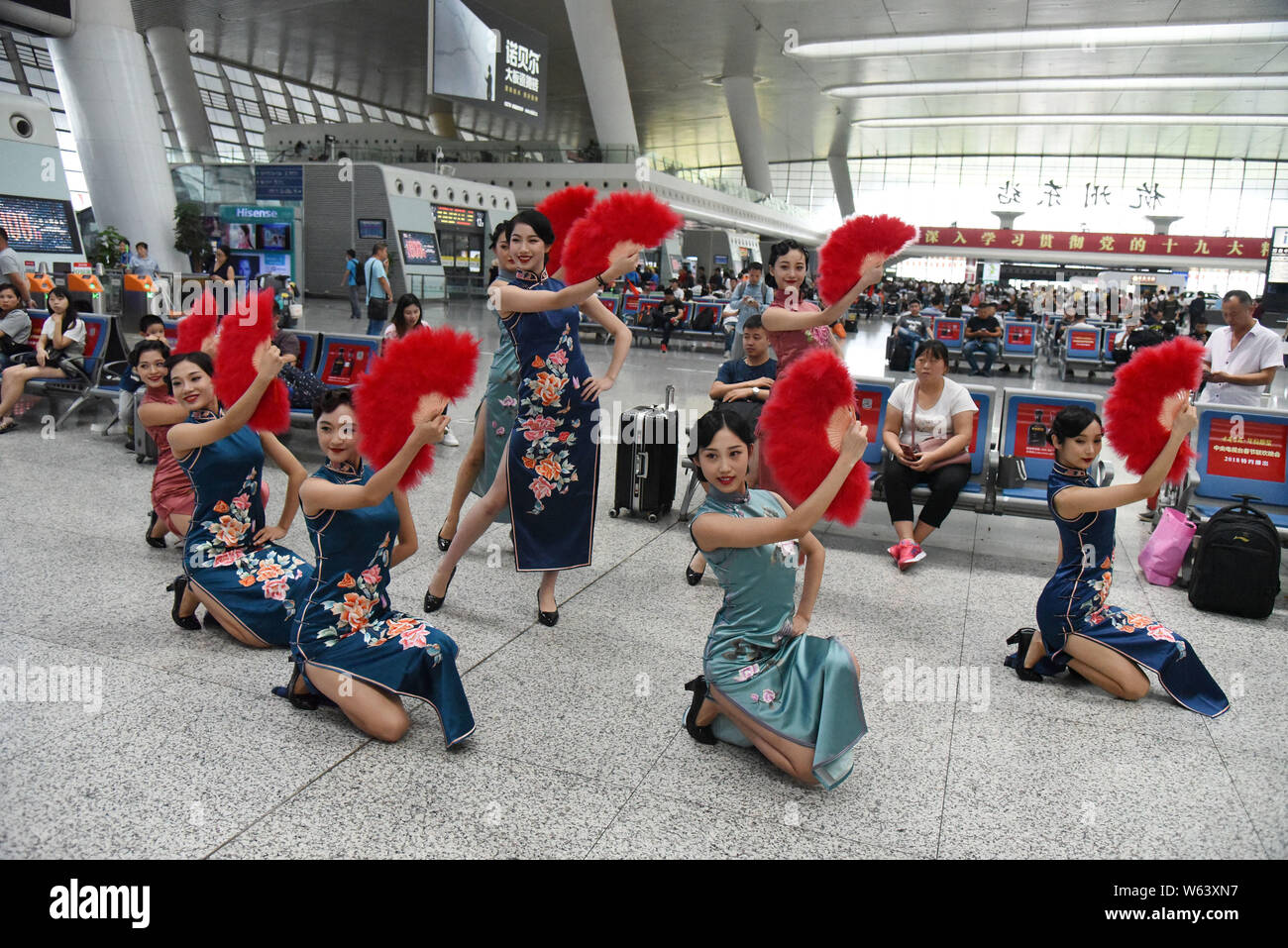 Qipao and dance hi-res stock photography and images - Alamy