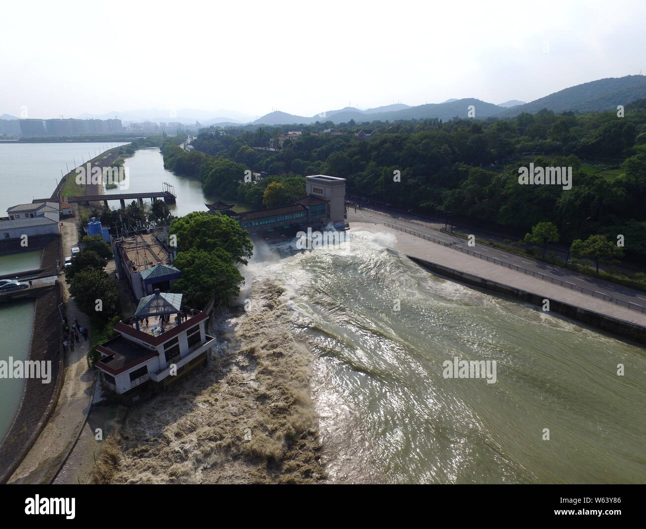 Qiantang river tidal bore hi-res stock photography and images - Alamy