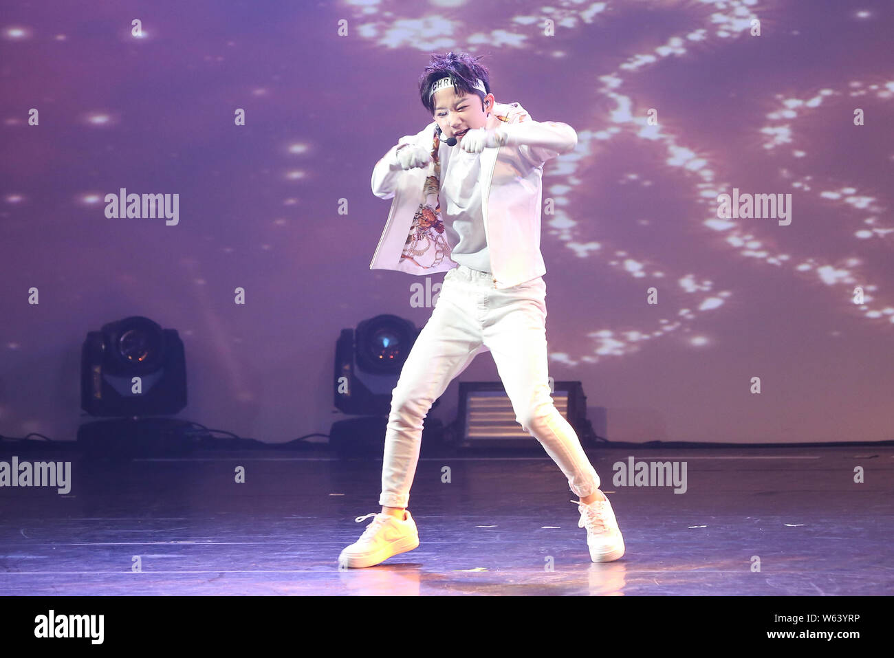 **TAIWAN OUT**Members of boy band Boy Story co-produced by Tencent ...