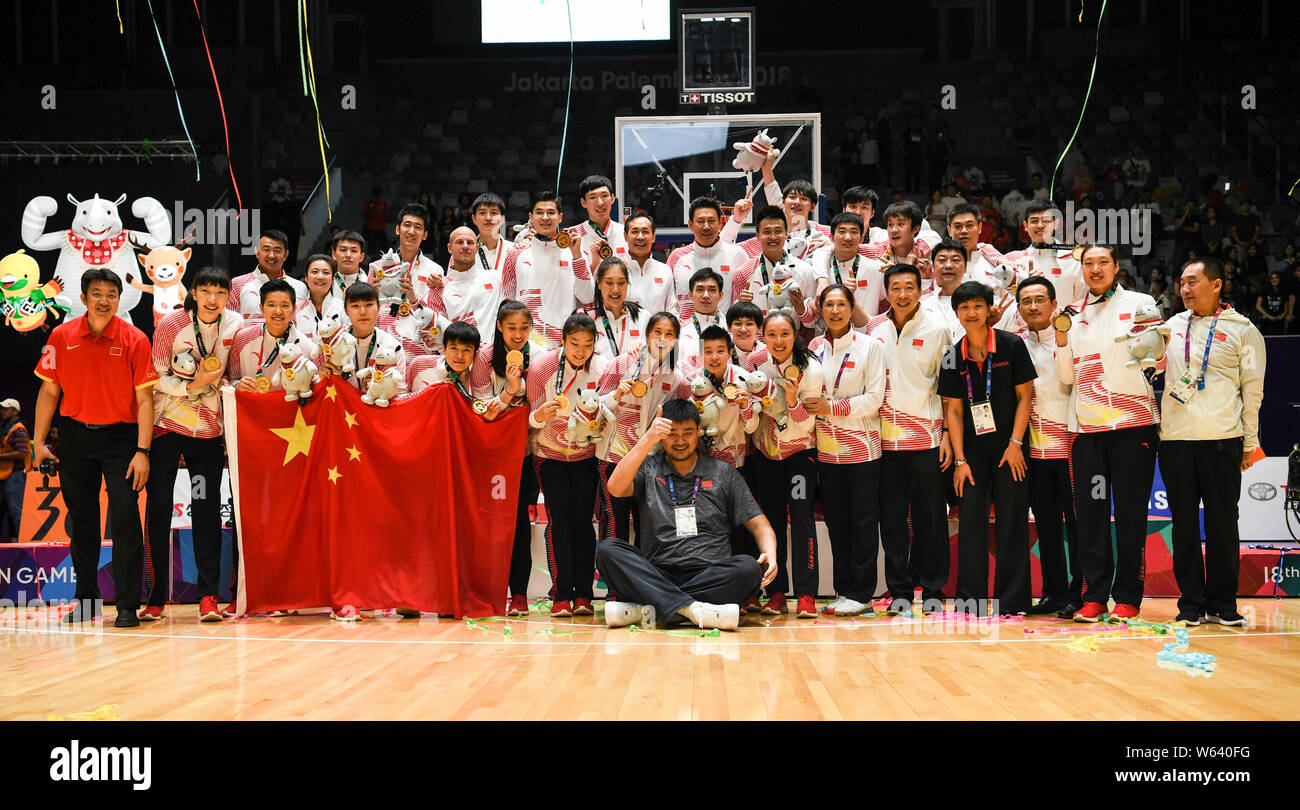 Players of Chinese national men's basketball team pose at the award ...