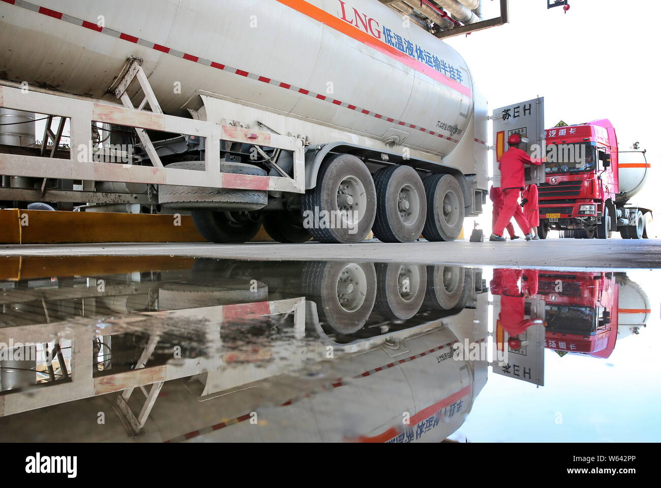 Lng terminal china hi-res stock photography and images - Alamy