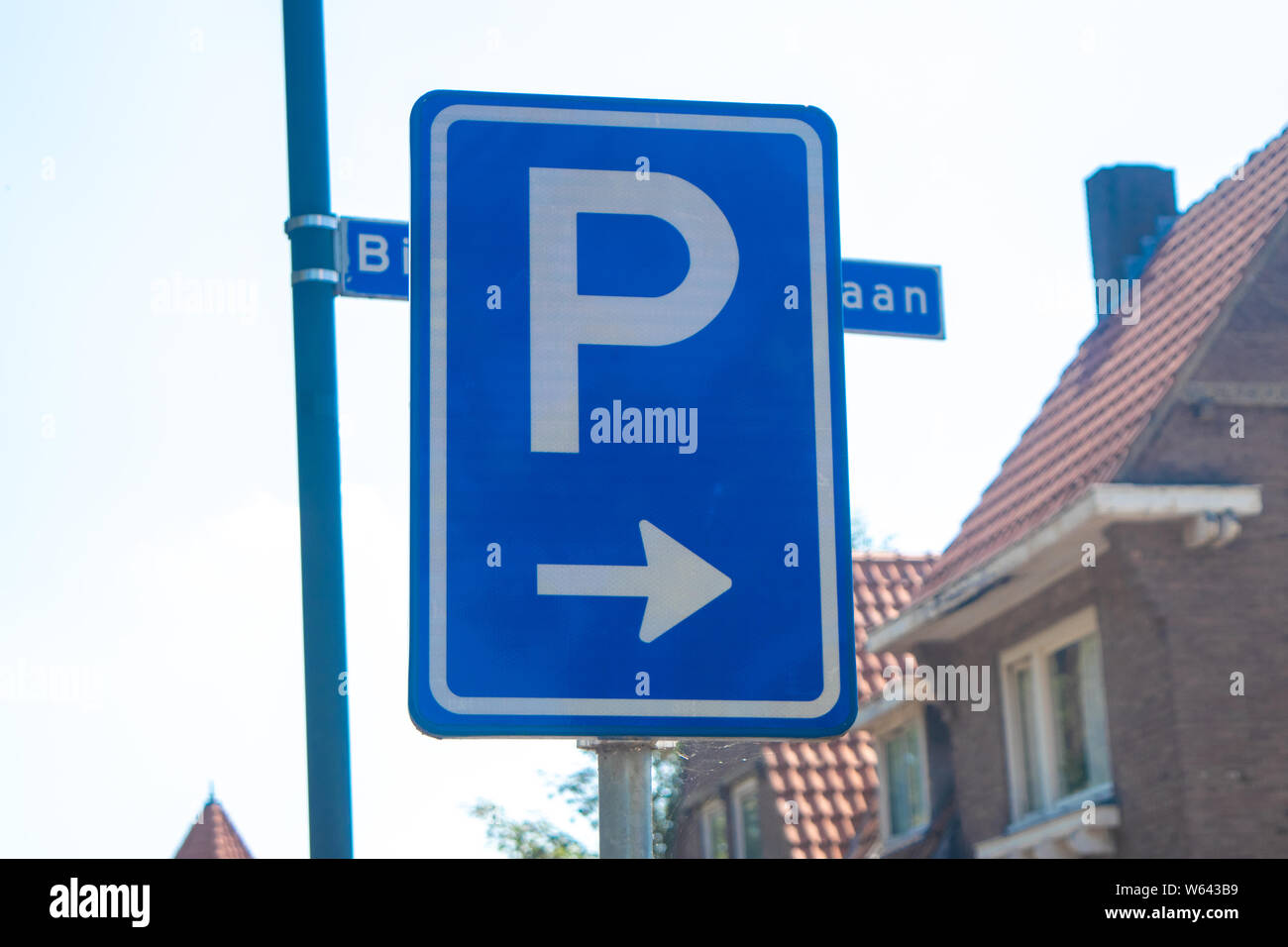 Dutch road sign: You can park your car on the right Stock Photo - Alamy