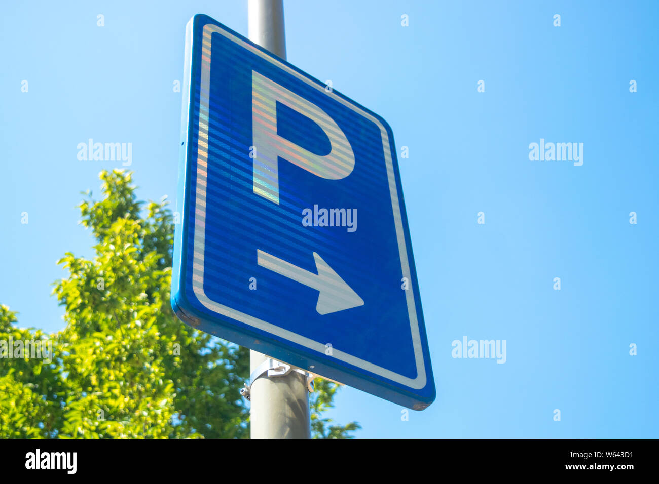 Dutch road sign: You can park your car on the right Stock Photo - Alamy