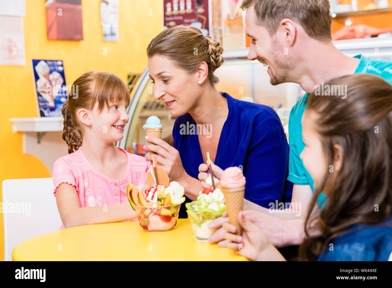 Family in ice cream parlor Stock Photo - Alamy