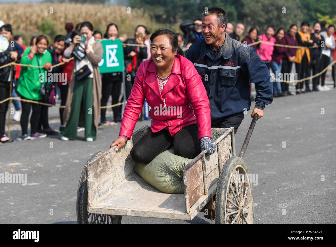 Sack carts hi-res stock photography and images - Alamy