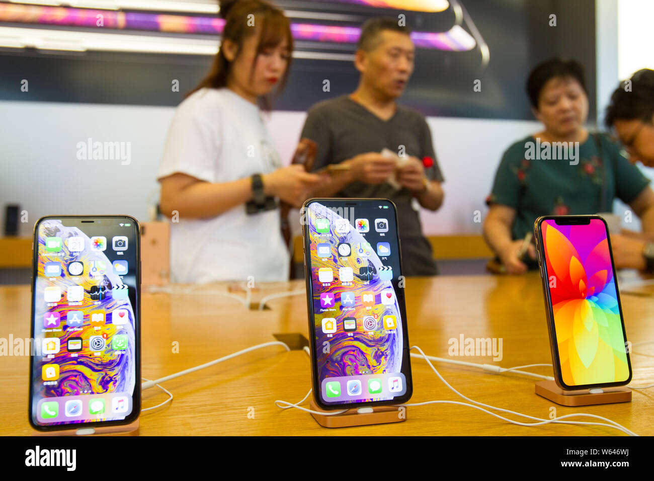 Iph xs hi-res stock photography and images - Alamy