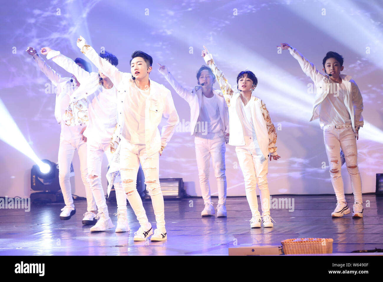 **TAIWAN OUT**Members of boy band Boy Story co-produced by Tencent ...