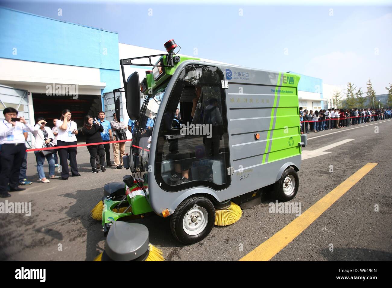 An autonomous driving sanitation vehicle co-developed by Baidu's ...