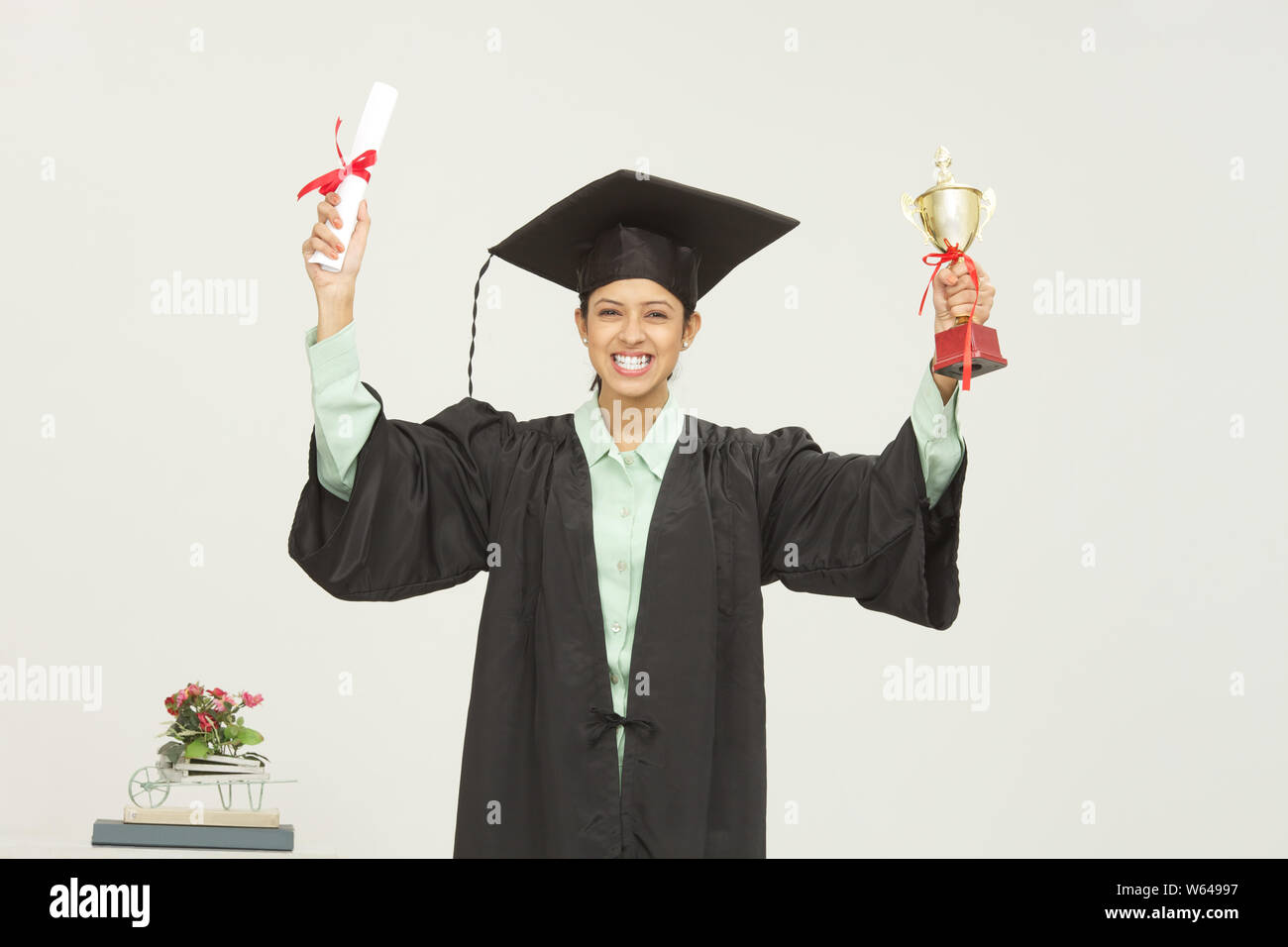 Student graduation diploma trophy hi-res stock photography and images ...