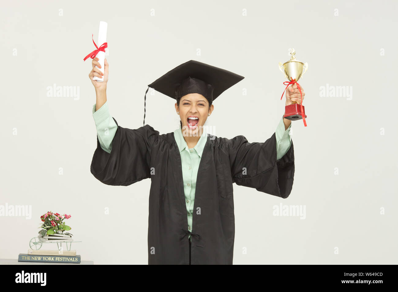 Student graduation diploma trophy hi-res stock photography and images ...