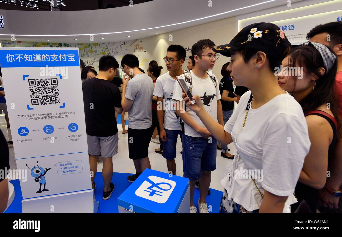 --FILE--People visit the stand of third-party payment service Alipay ...