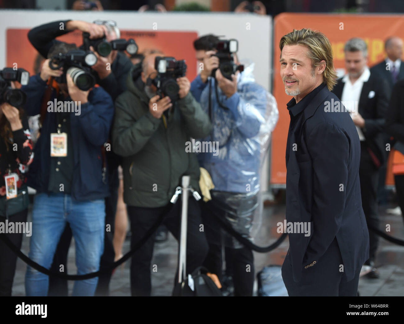 Paparazzi photographers brad pitt hi-res stock photography and images ...