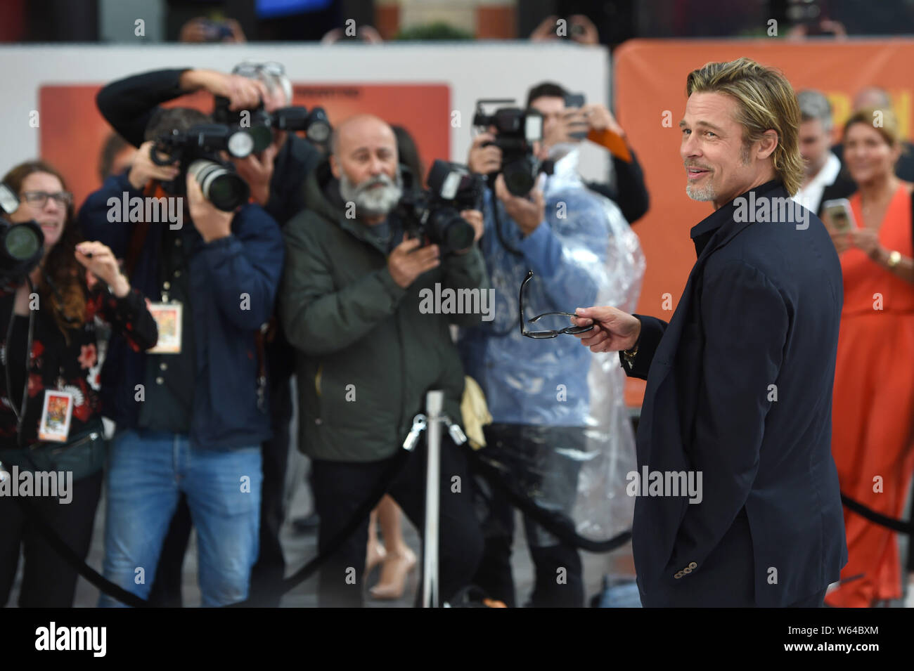 Paparazzi photographers brad pitt hi-res stock photography and images ...