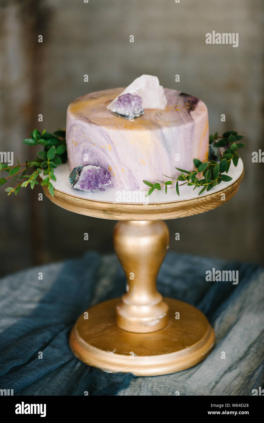 Elegant marble cake with stones, crystals. Wedding or birthday bakery ...