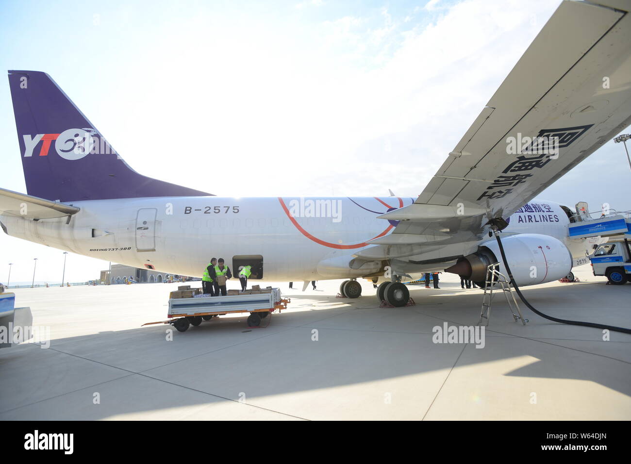 Yto cargo airlines hi-res stock photography and images - Alamy