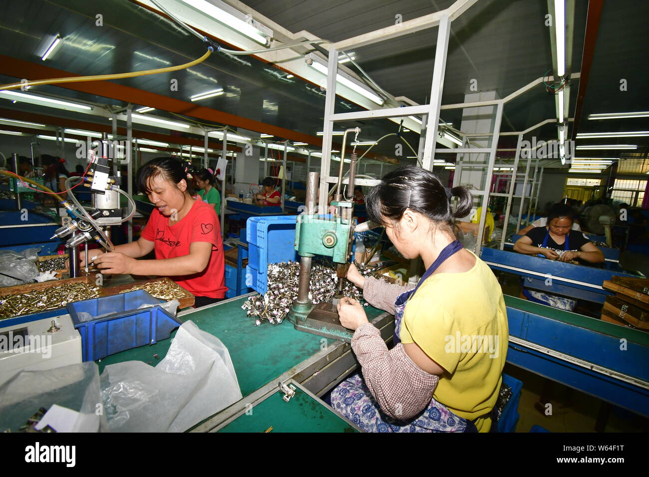 Chinese labor force hi-res stock photography and images - Alamy