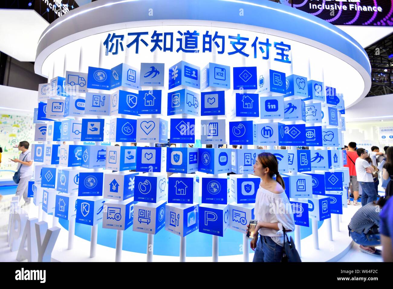 --FILE--People visit the stand of third-party payment service Alipay ...