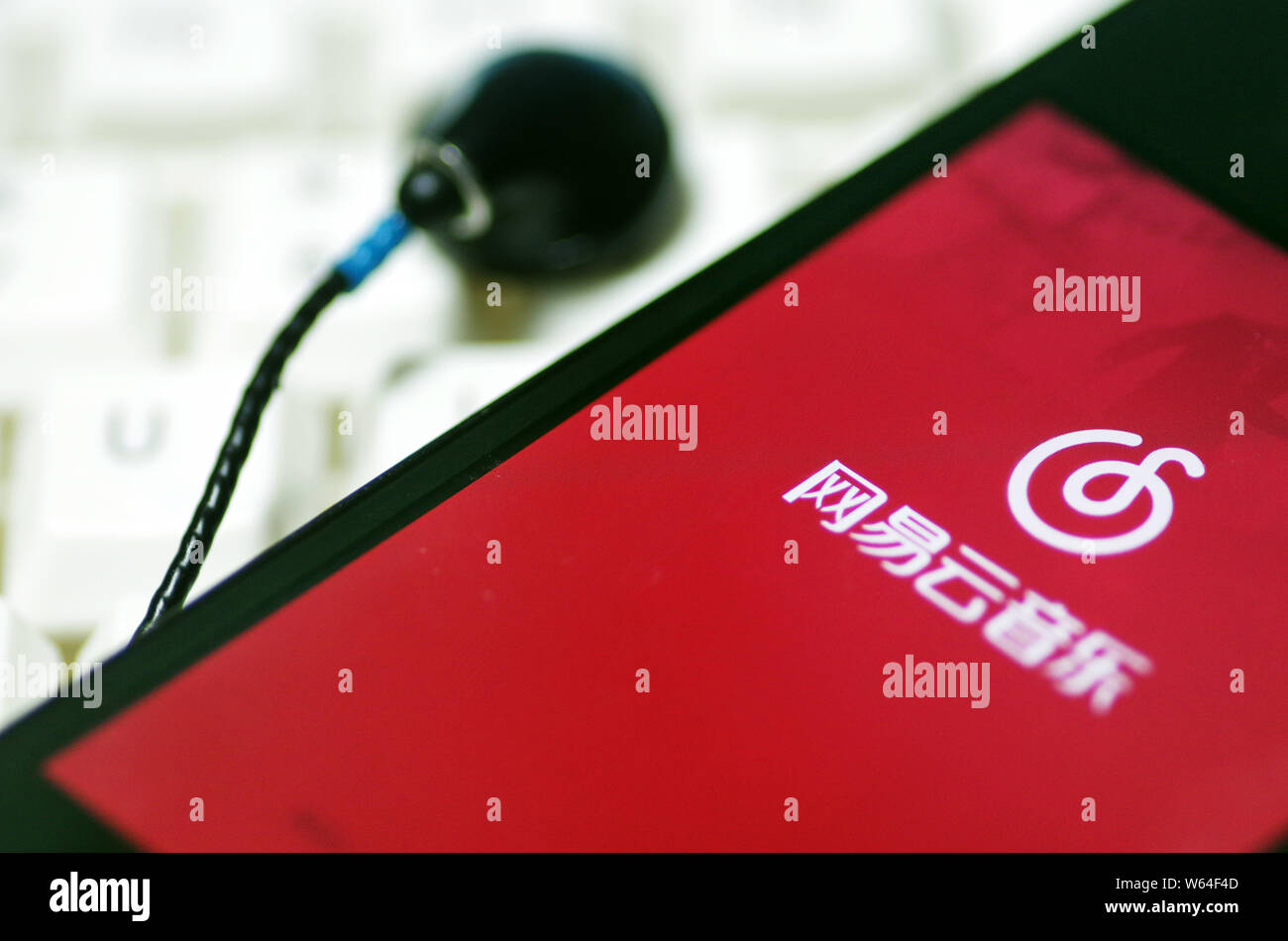 --FILE--A Chinese mobile phone user uses the mobile app of NetEase ...