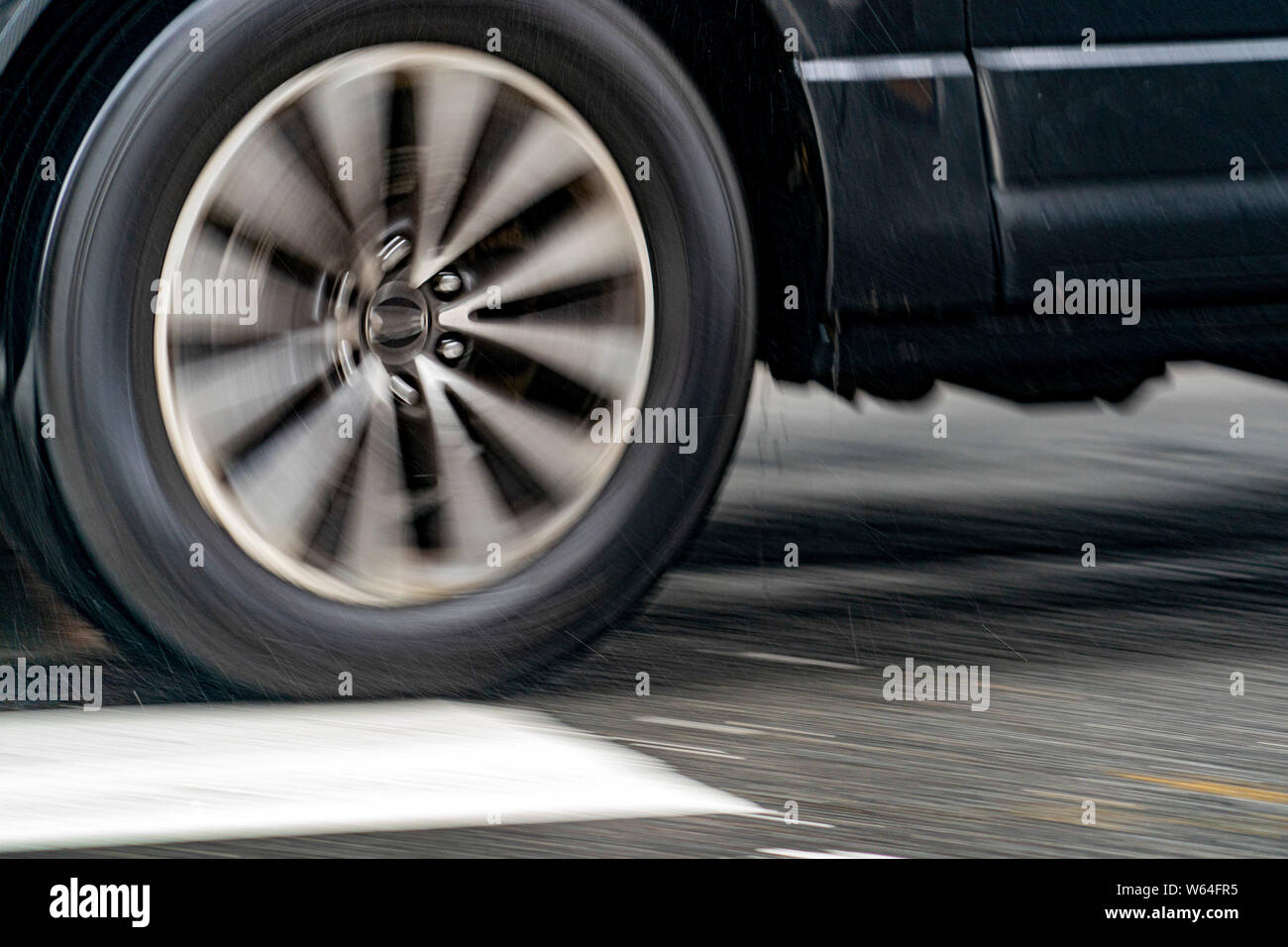 coach bus tire detail while raining in new york city Stock Photo - Alamy