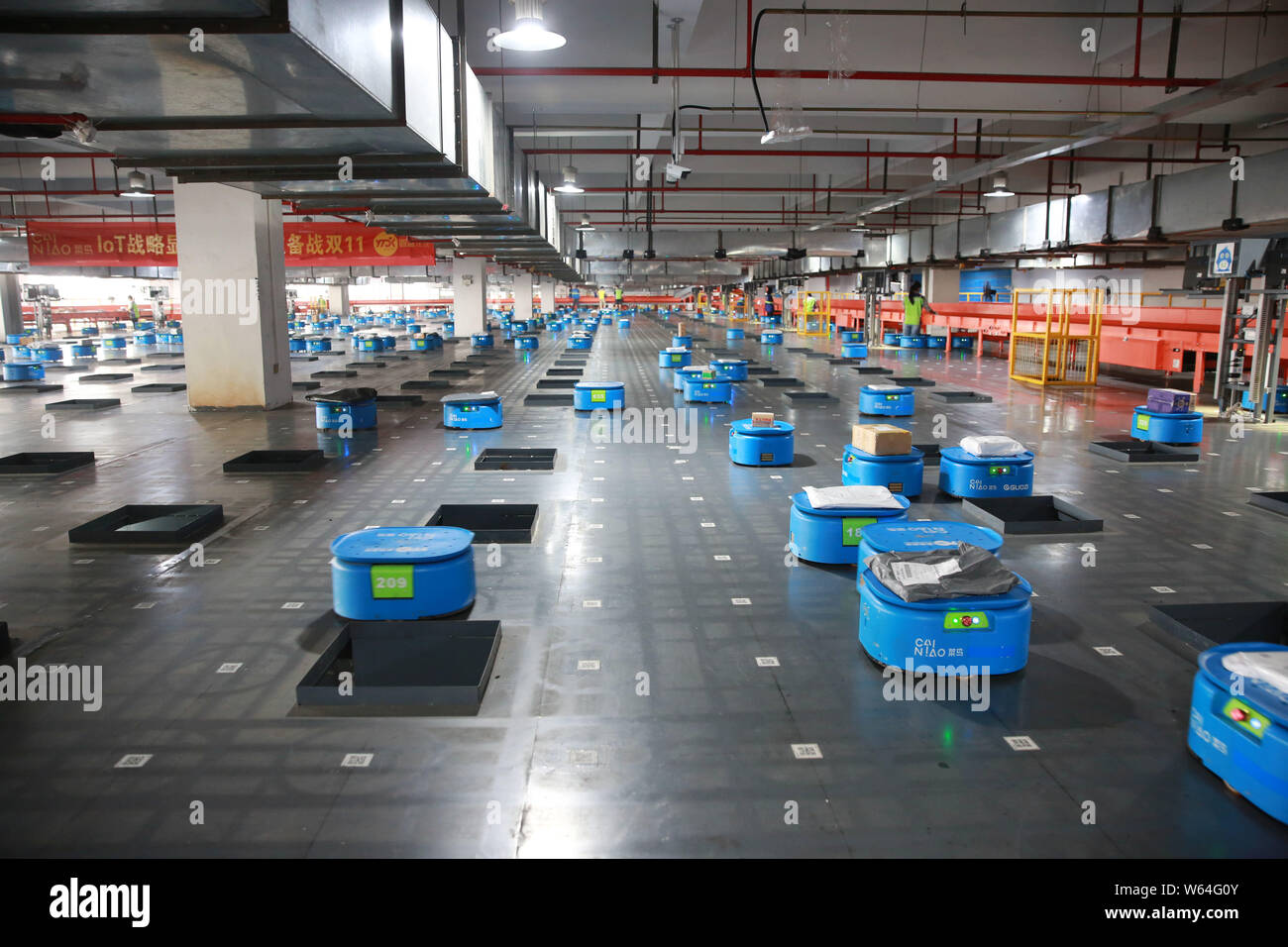 Self charging robots hi-res stock photography and images - Alamy