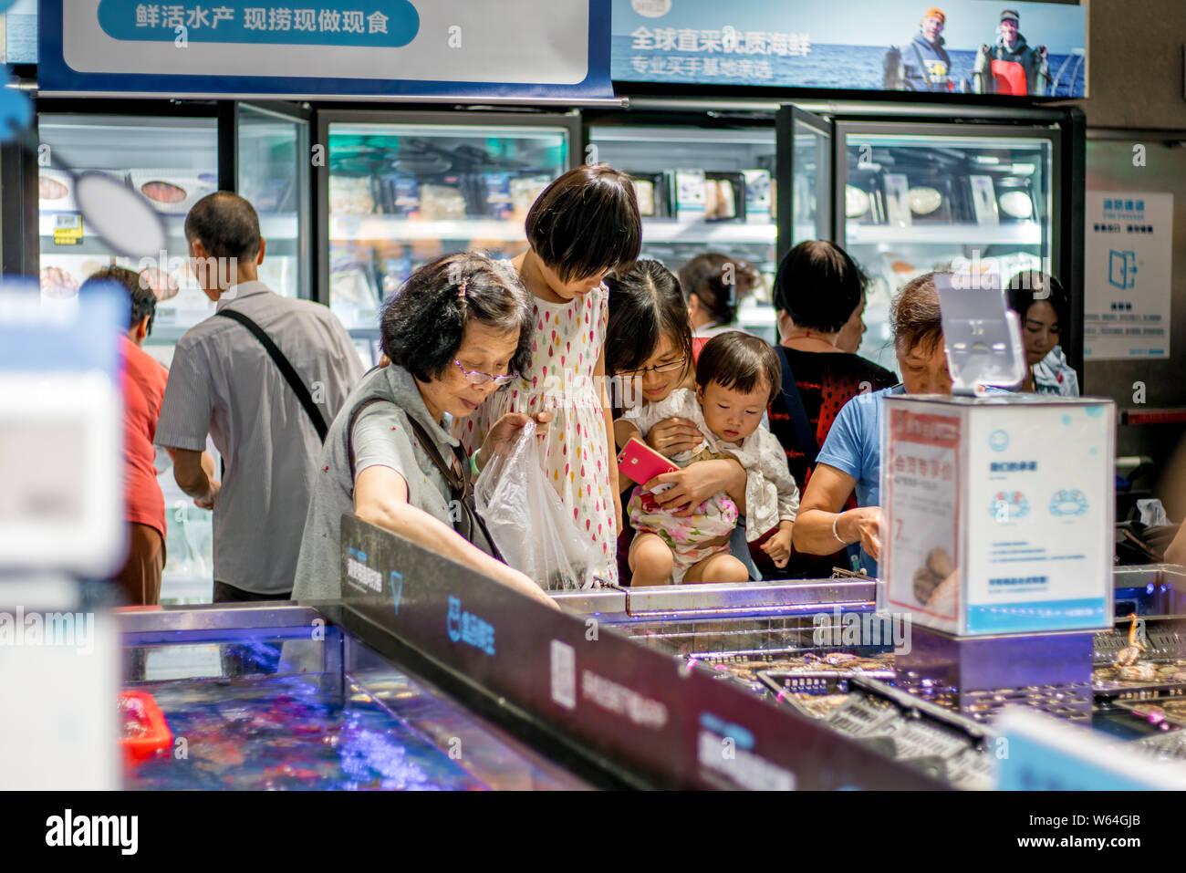 --FILE--Chinese customers shop for seafood at a store of O2O fresh ...