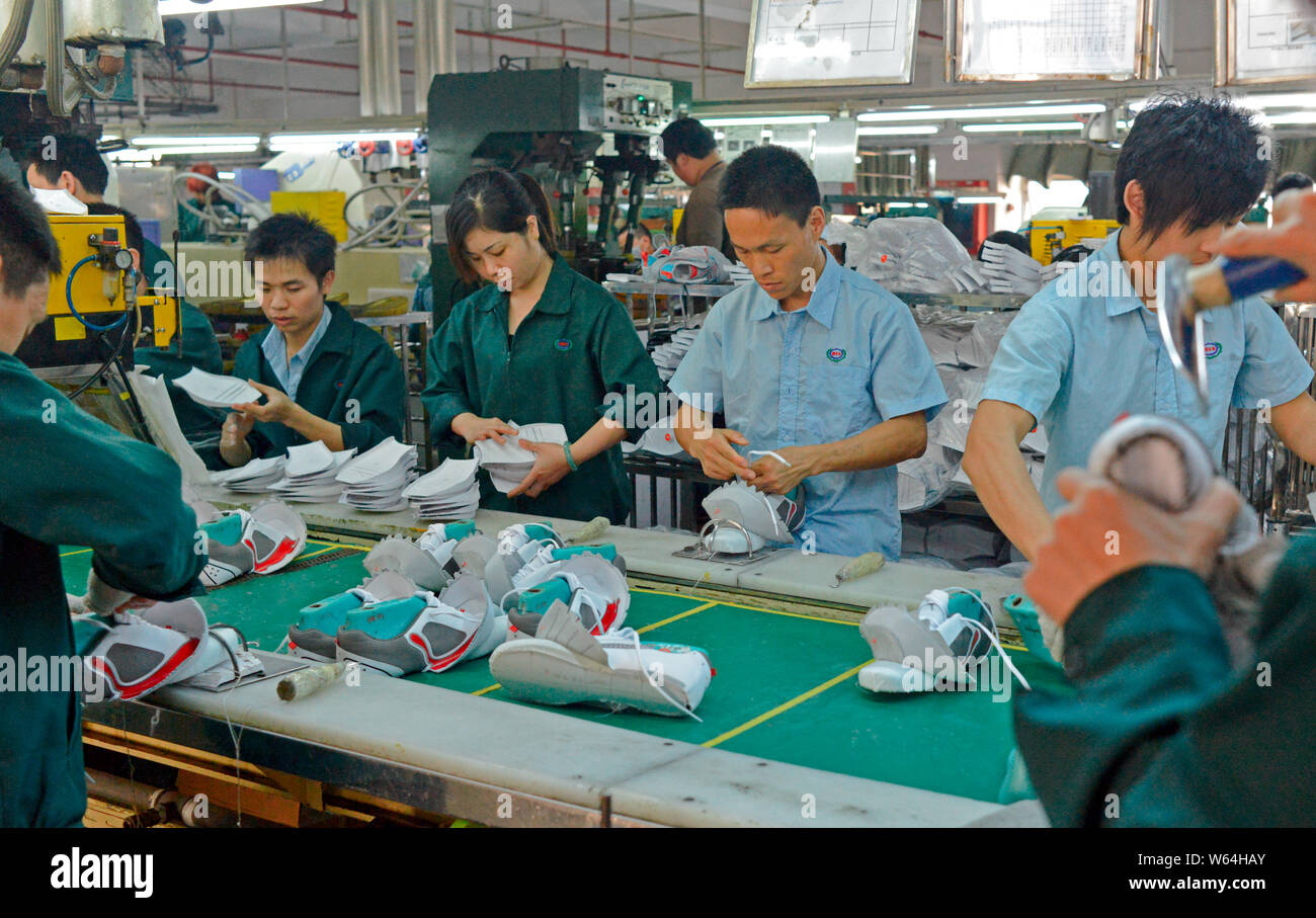 Chinese shoemaker hi-res stock photography and images - Alamy