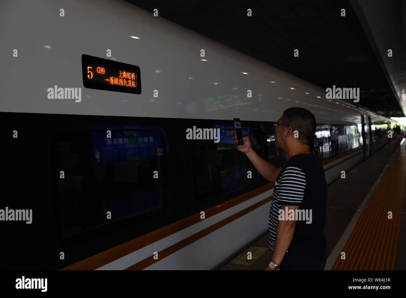 Passengers of train G99, the first high-speed train from Shanghai to ...