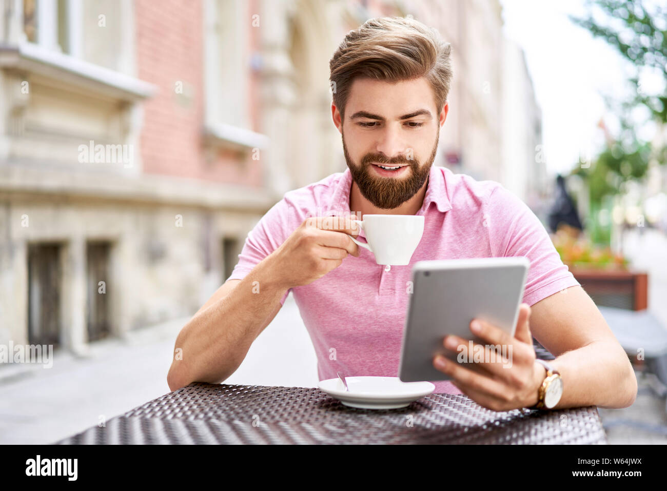 Man reading tablet hi-res stock photography and images - Alamy