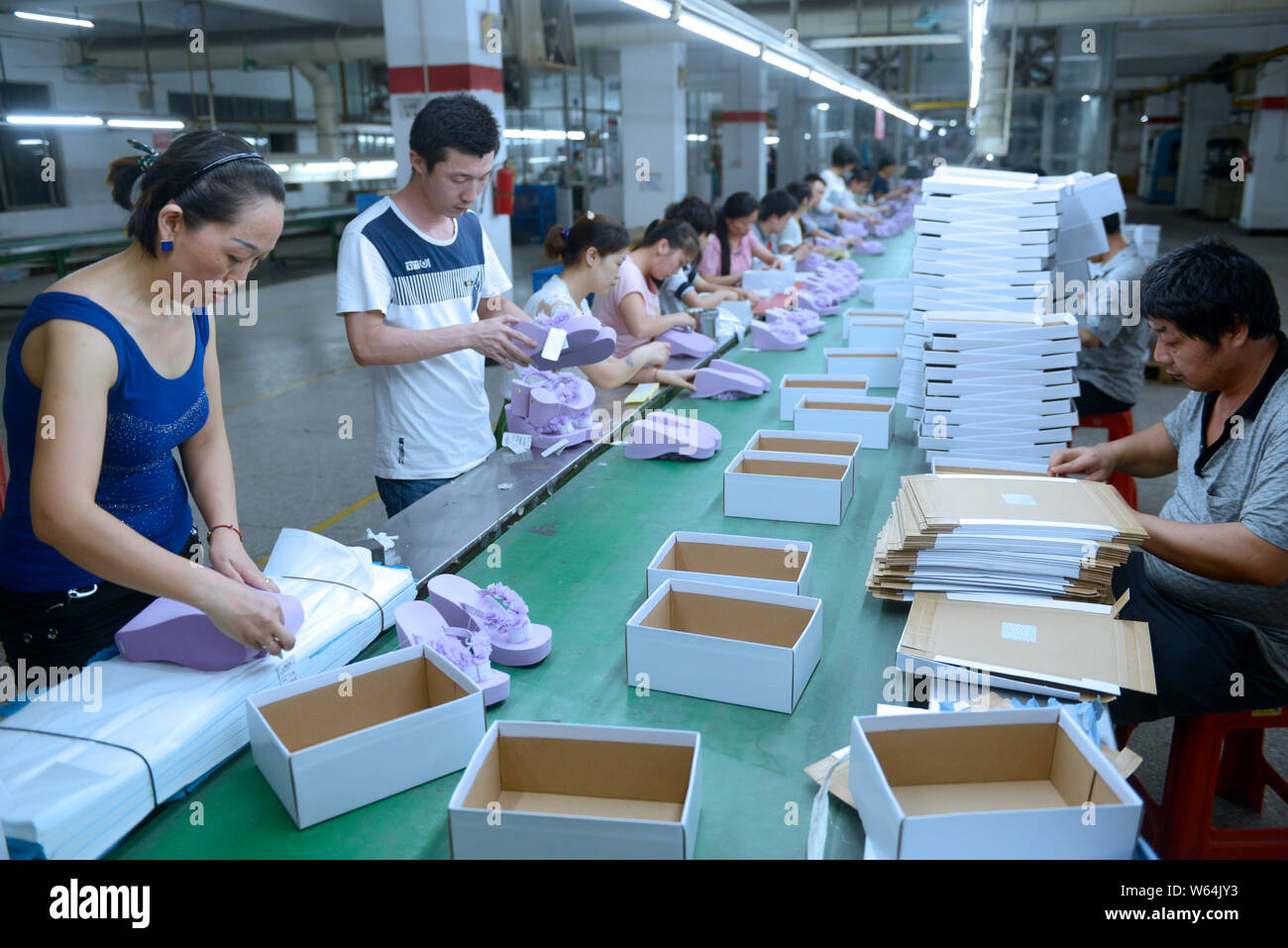 Shoe factory workers china hi-res stock photography and images - Alamy