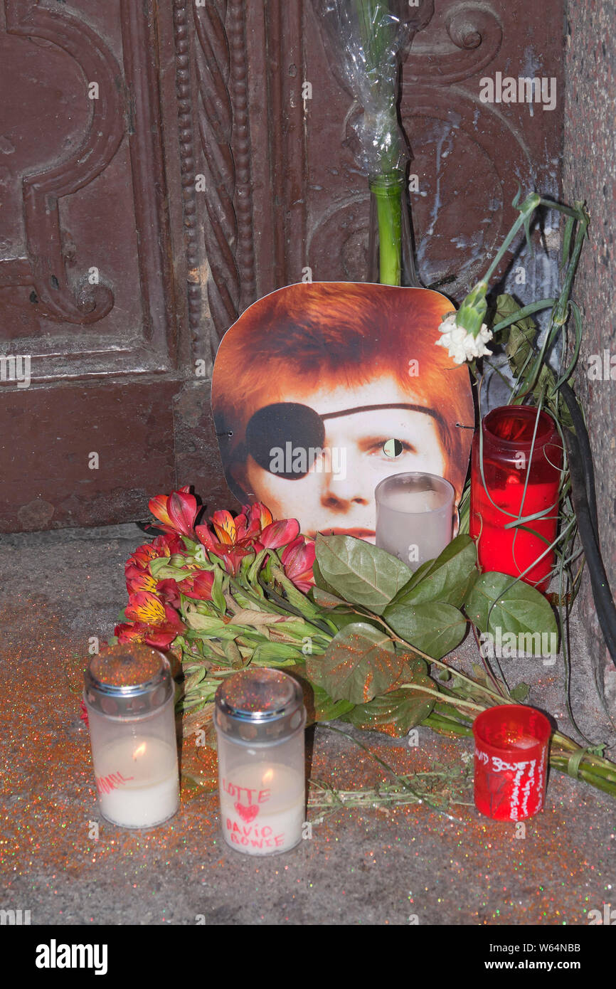 Mask of David Bowie in Berlin Stock Photo - Alamy