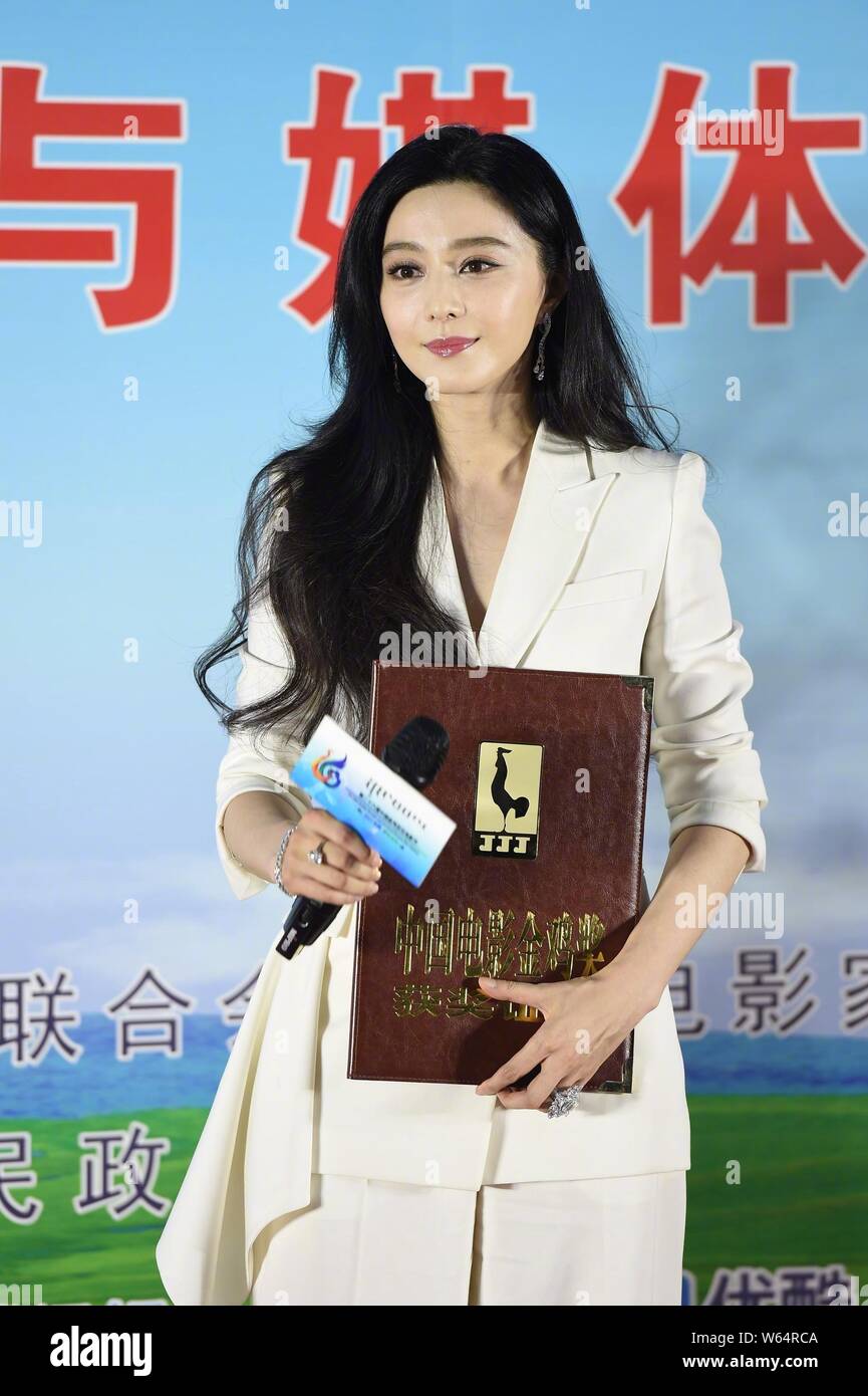 Golden rooster award hi-res stock photography and images - Alamy