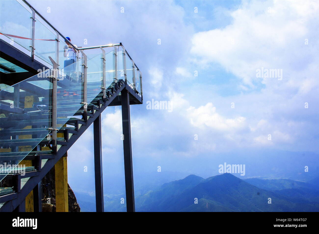 People visit the China's first glass-bottomed staircase along a cliff ...