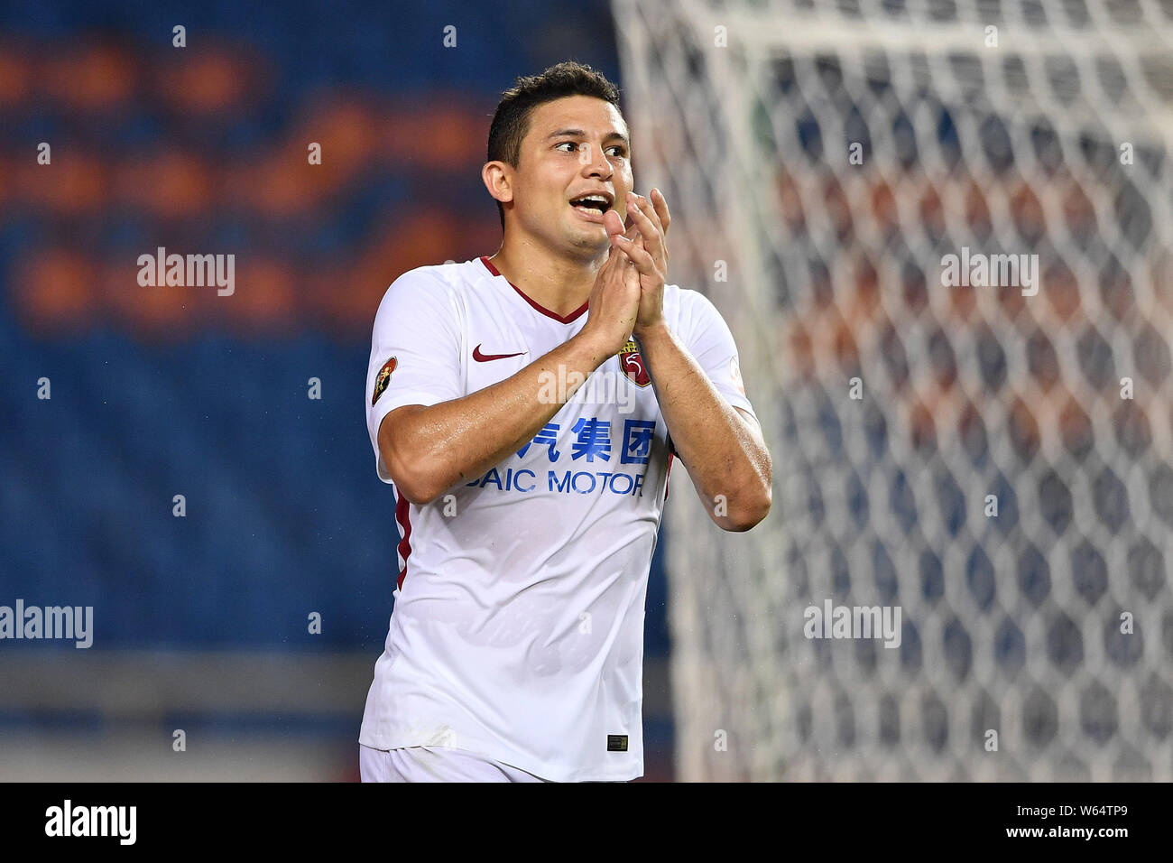 Brazilian football player Elkeson of Shanghai SIPG celebrates after ...