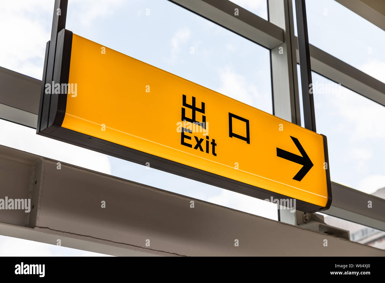 Japanese exit sign with arrow Stock Photo - Alamy