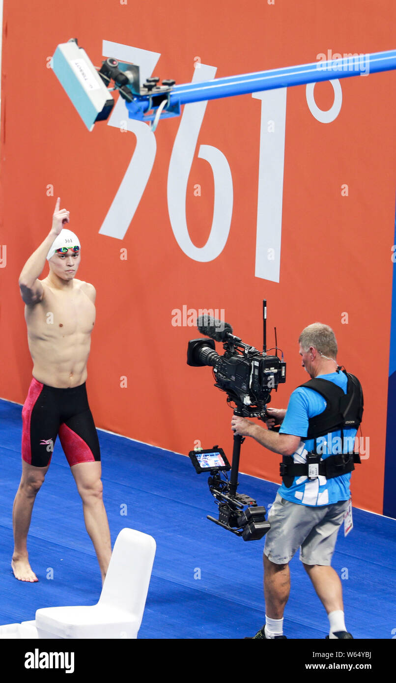 Sun Yang of China celebrates after winning the men's 400m freestyle ...