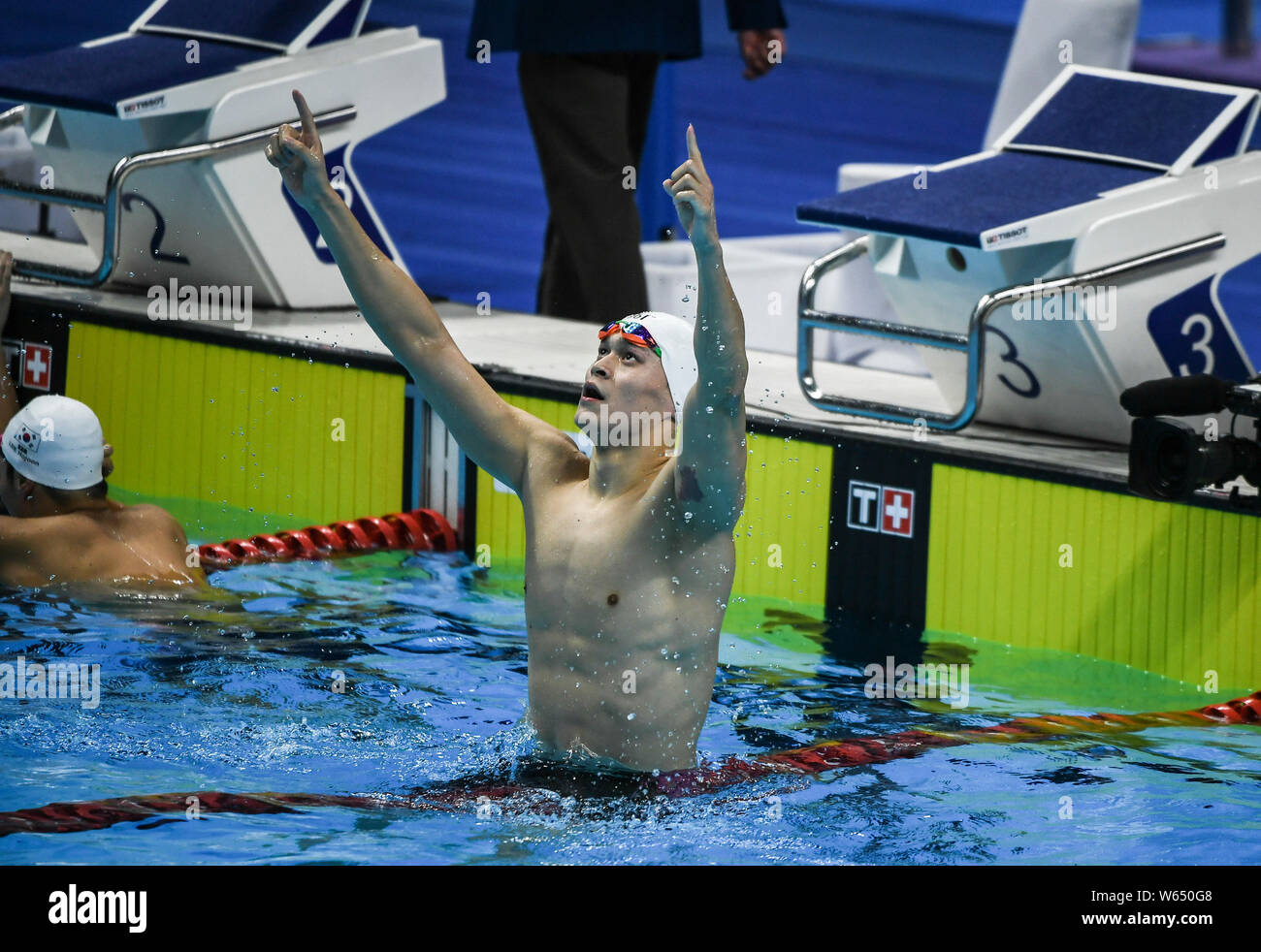 Sun Yang of China celebrates after winning the men's 400m freestyle ...