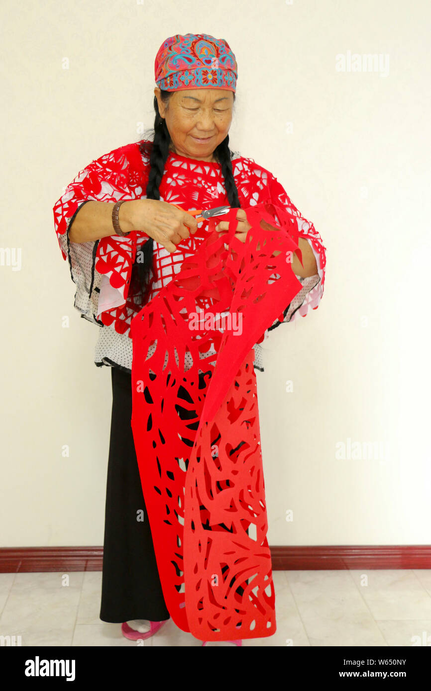 75-year-old Chinese elderly woman Zhang Guiying makes a cheongsam ...