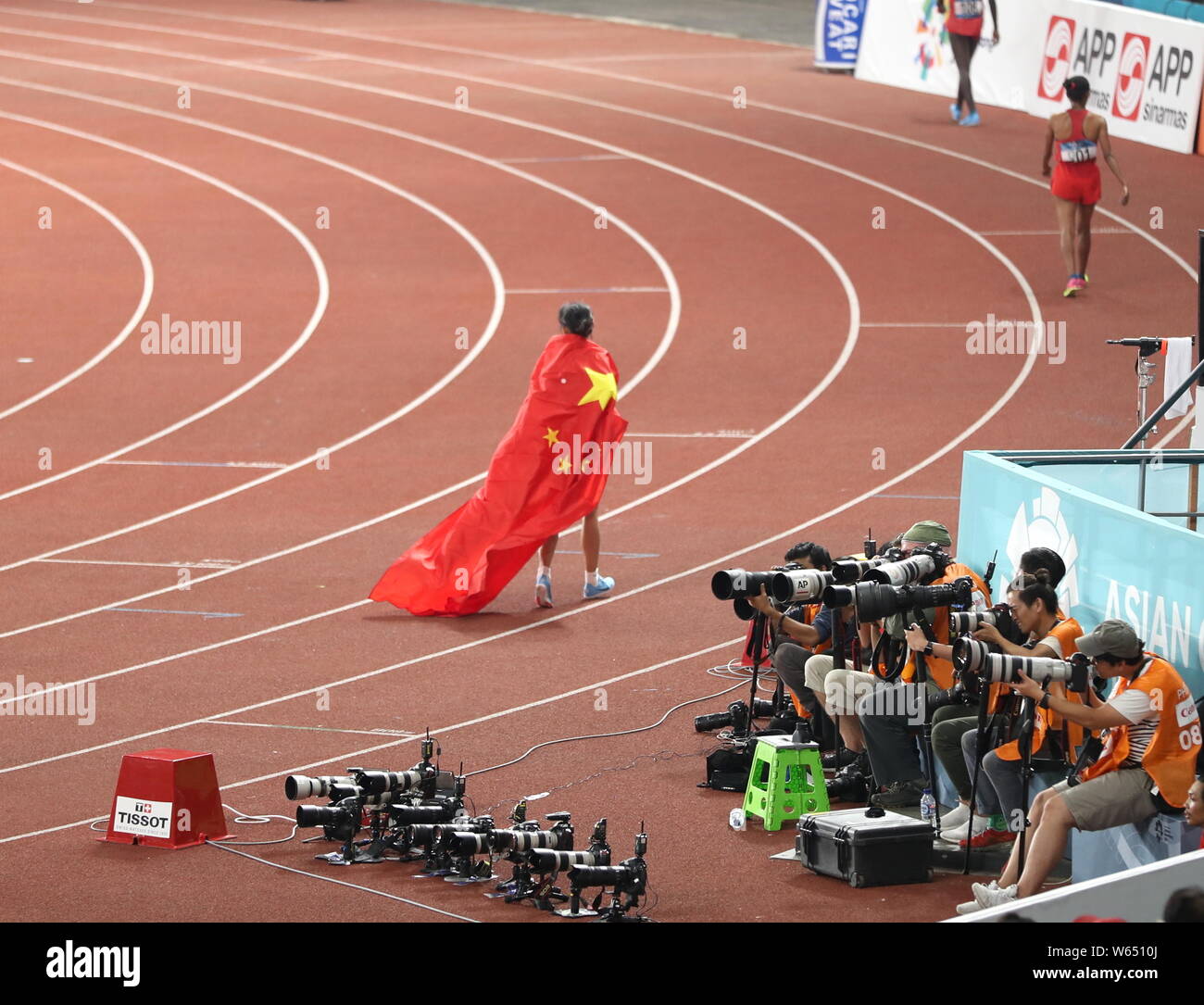 China's Zhang Deshun poses with Chinese national flag to celebrate ...