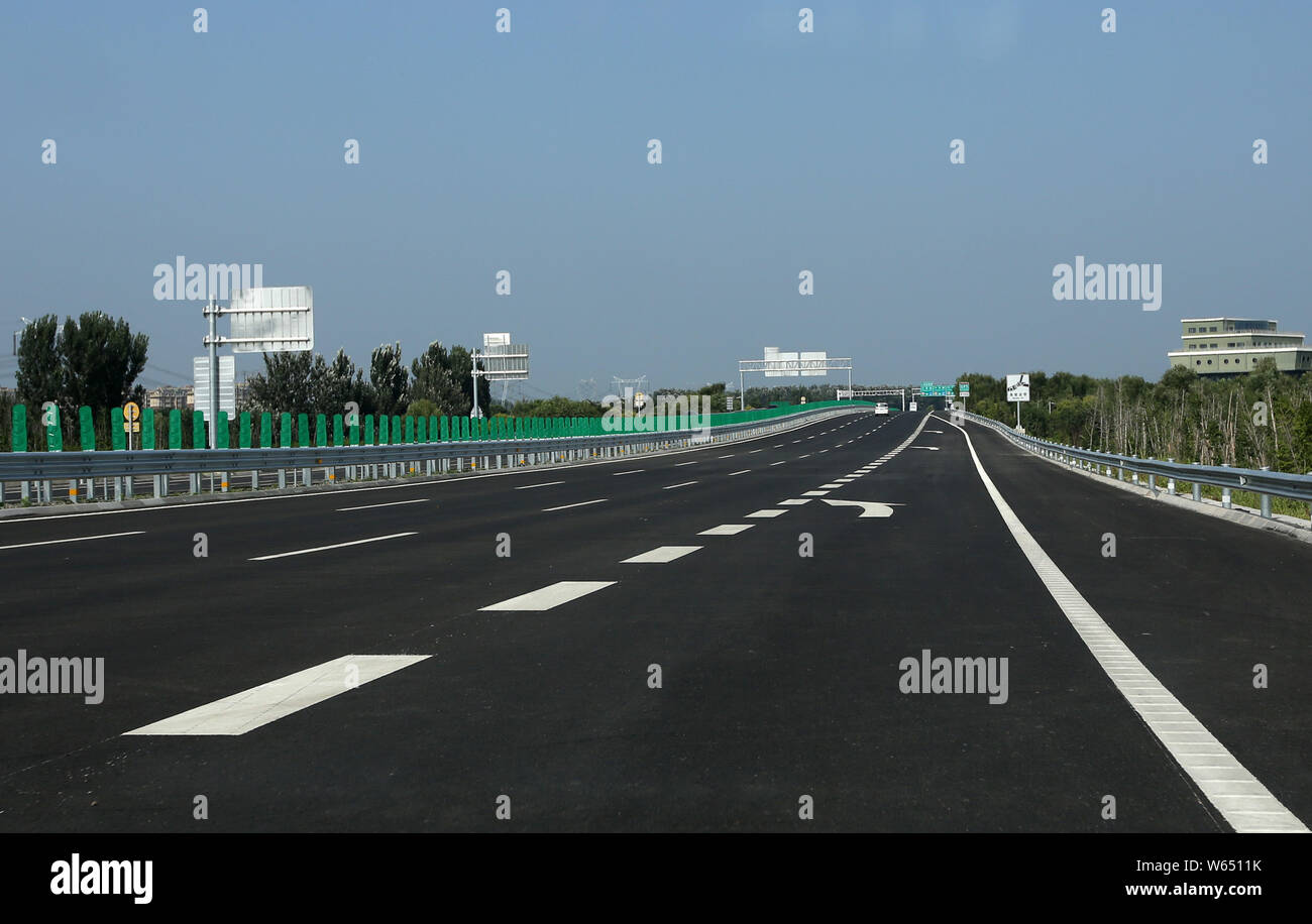 Cars run on the Tongzhou-Daxing Section of the Capital Region Ring ...
