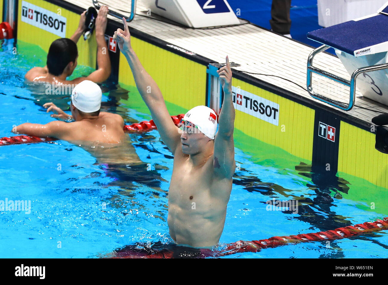Sun Yang of China celebrates after winning the men's 400m freestyle ...