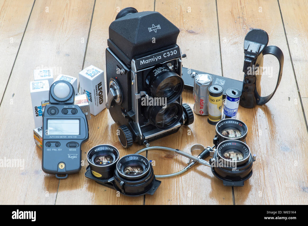 vintage mamiya c 330 TLR camera with accessories Stock Photo - Alamy