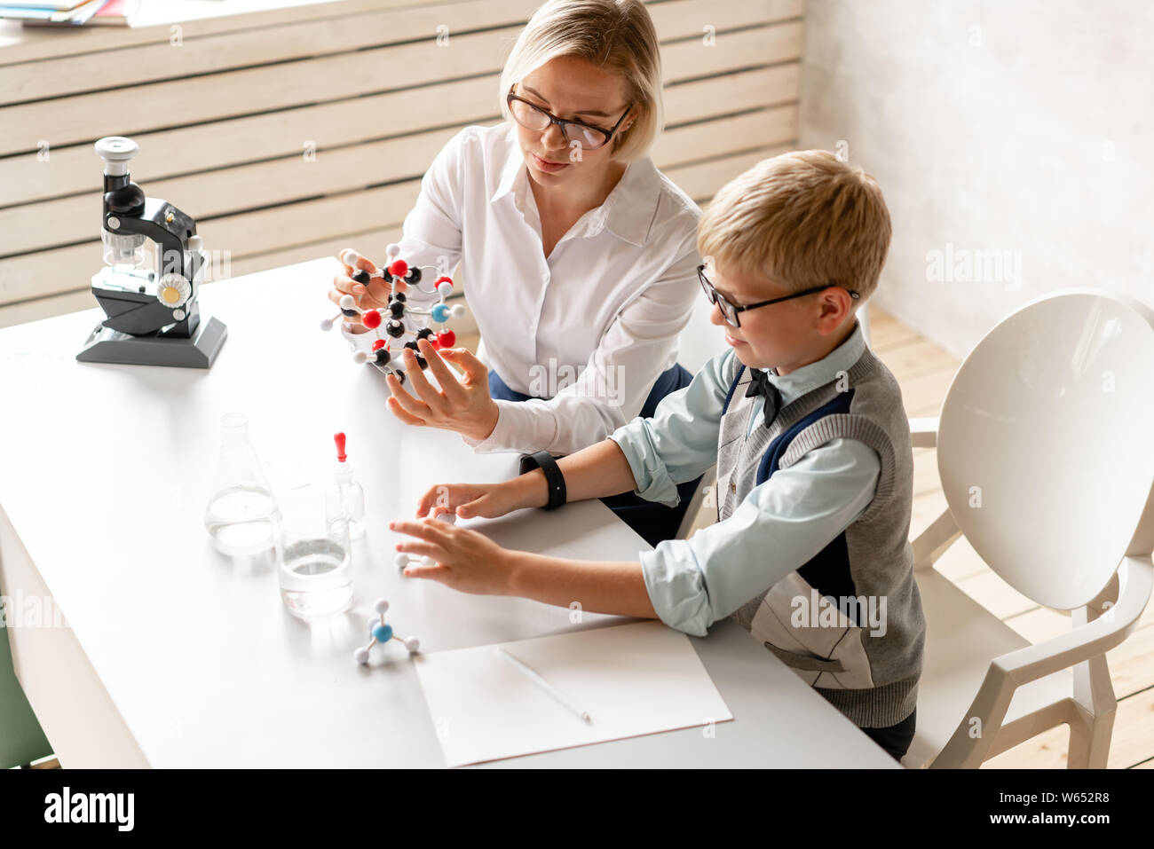 Teacher chemistry lesson hi-res stock photography and images - Alamy