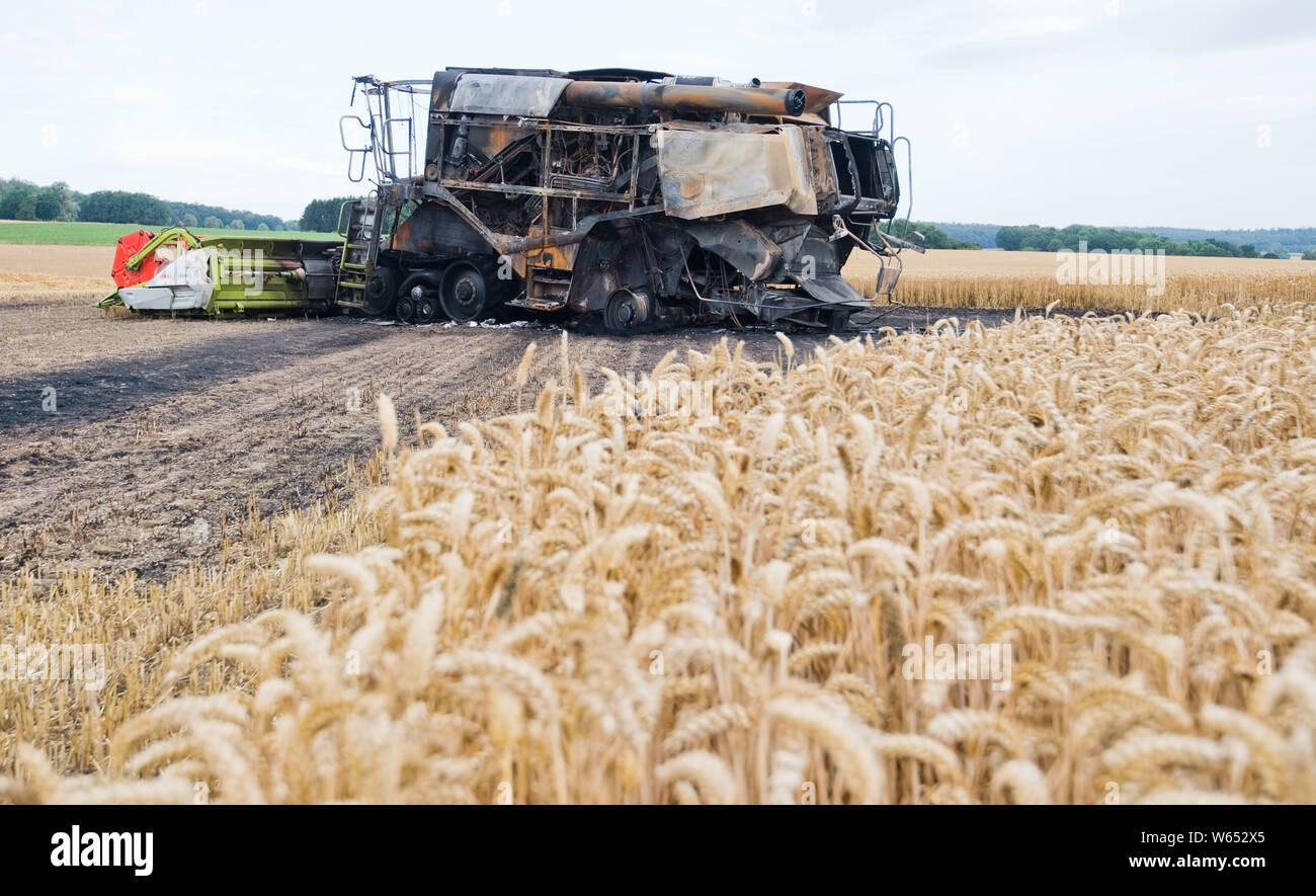 Apelern, Germany. 31st July, 2019. A burnt out combine harvester stands ...
