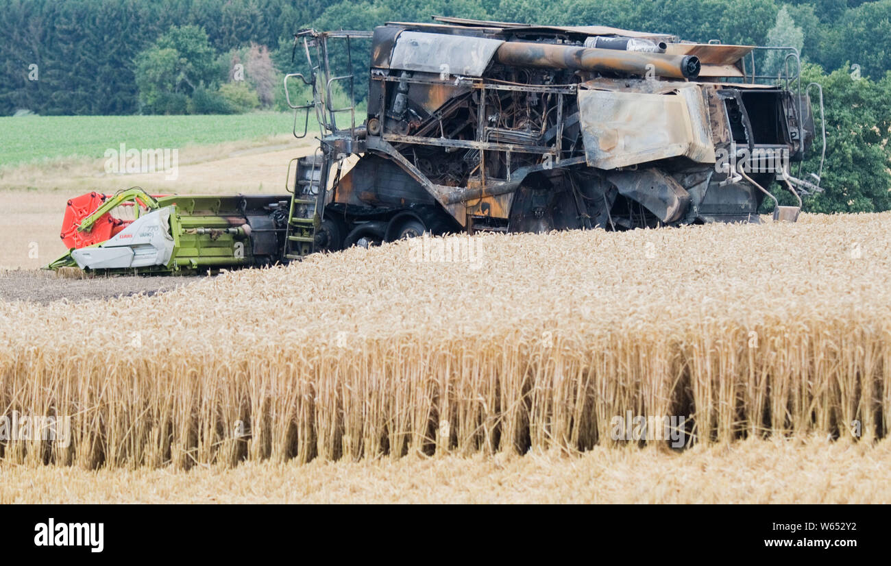 Apelern, Germany. 31st July, 2019. A burnt out combine harvester stands ...