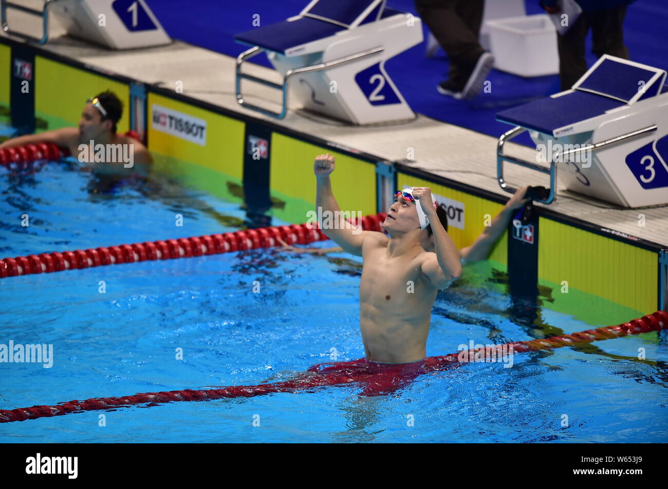 Sun Yang of China celebrates after winning the men's 200m freestyle ...