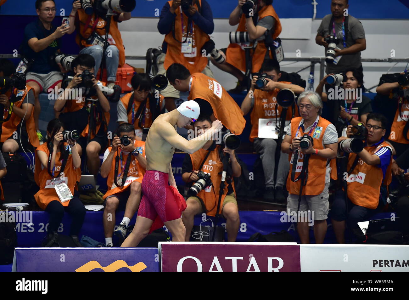 Sun Yang of China celebrates after winning the men's 200m freestyle ...