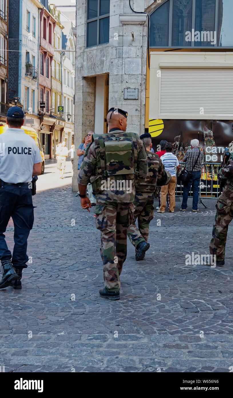 Army in camouflage hi-res stock photography and images - Alamy