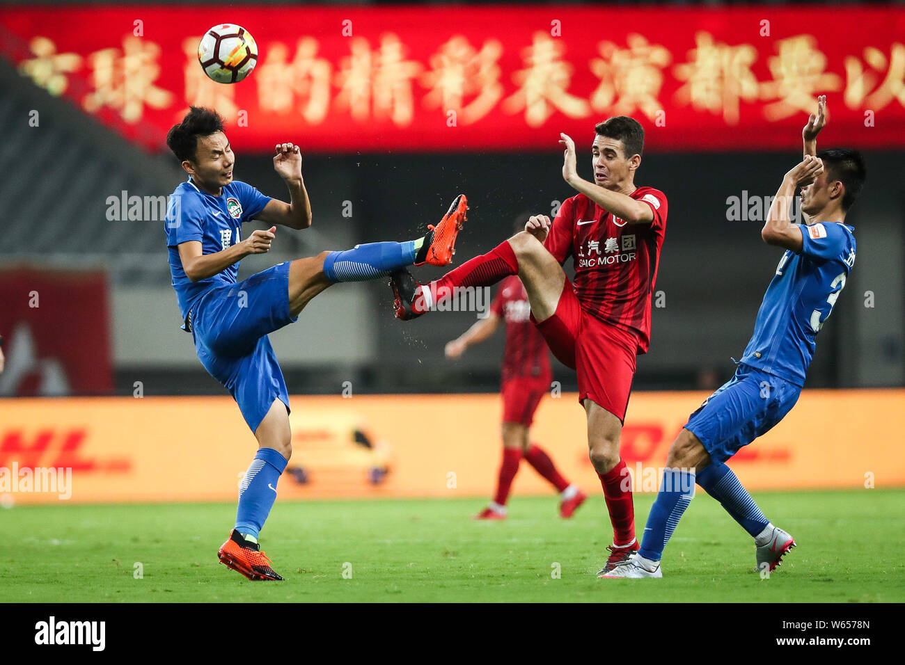 Brazilian football player Oscar, center, of Shanghai SIPG passes the ...